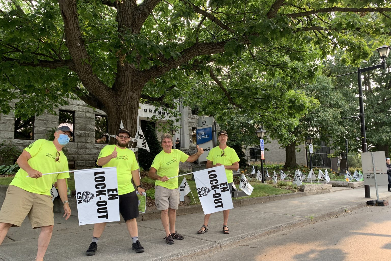 Lock-out au Zoo de Granby : Les employés vont à l'hôtel de ville - Le ...